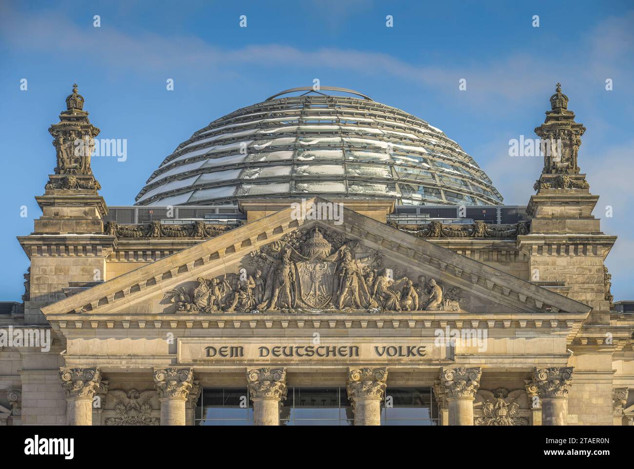 Winter, Schnee, Kuppel, Reichstag, Giebel, Inschrift Dem Deutschen ...