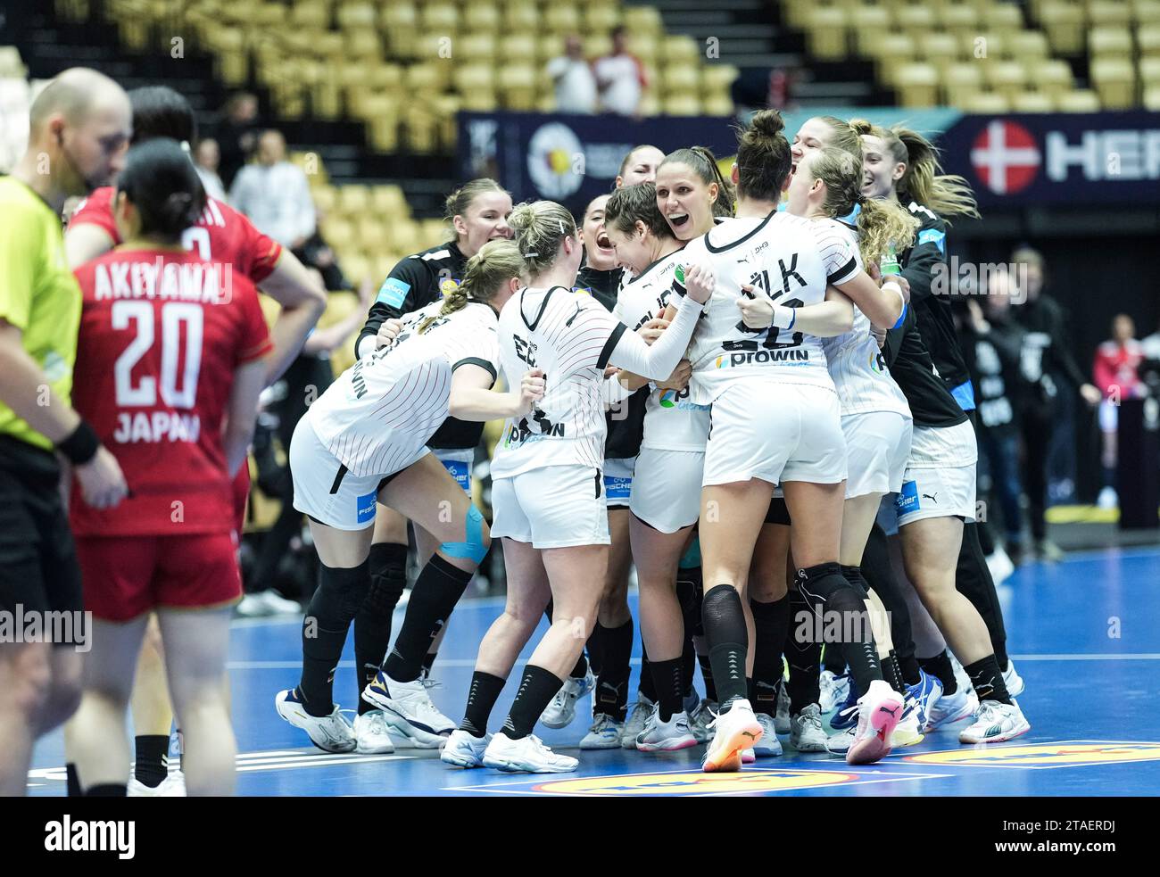 Germany players celebrates after winning in the IHF World Women's ...