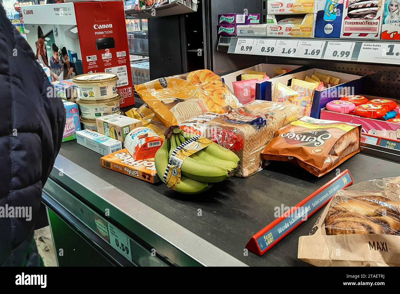 Checkout conveyor belt hi-res stock photography and images - Alamy