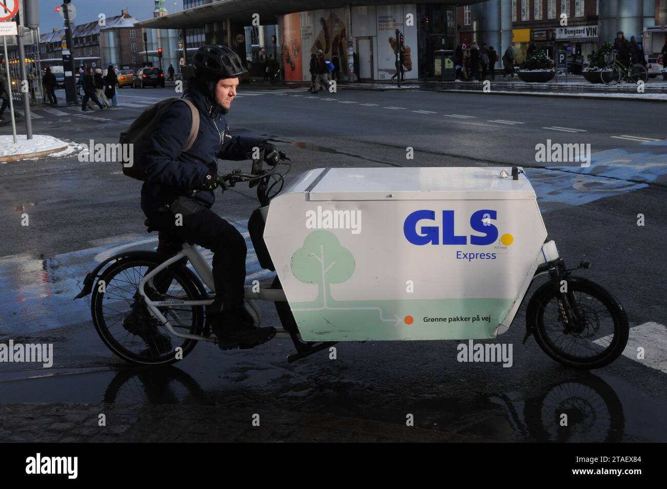 Gls delivery males hi-res stock photography and images - Alamy