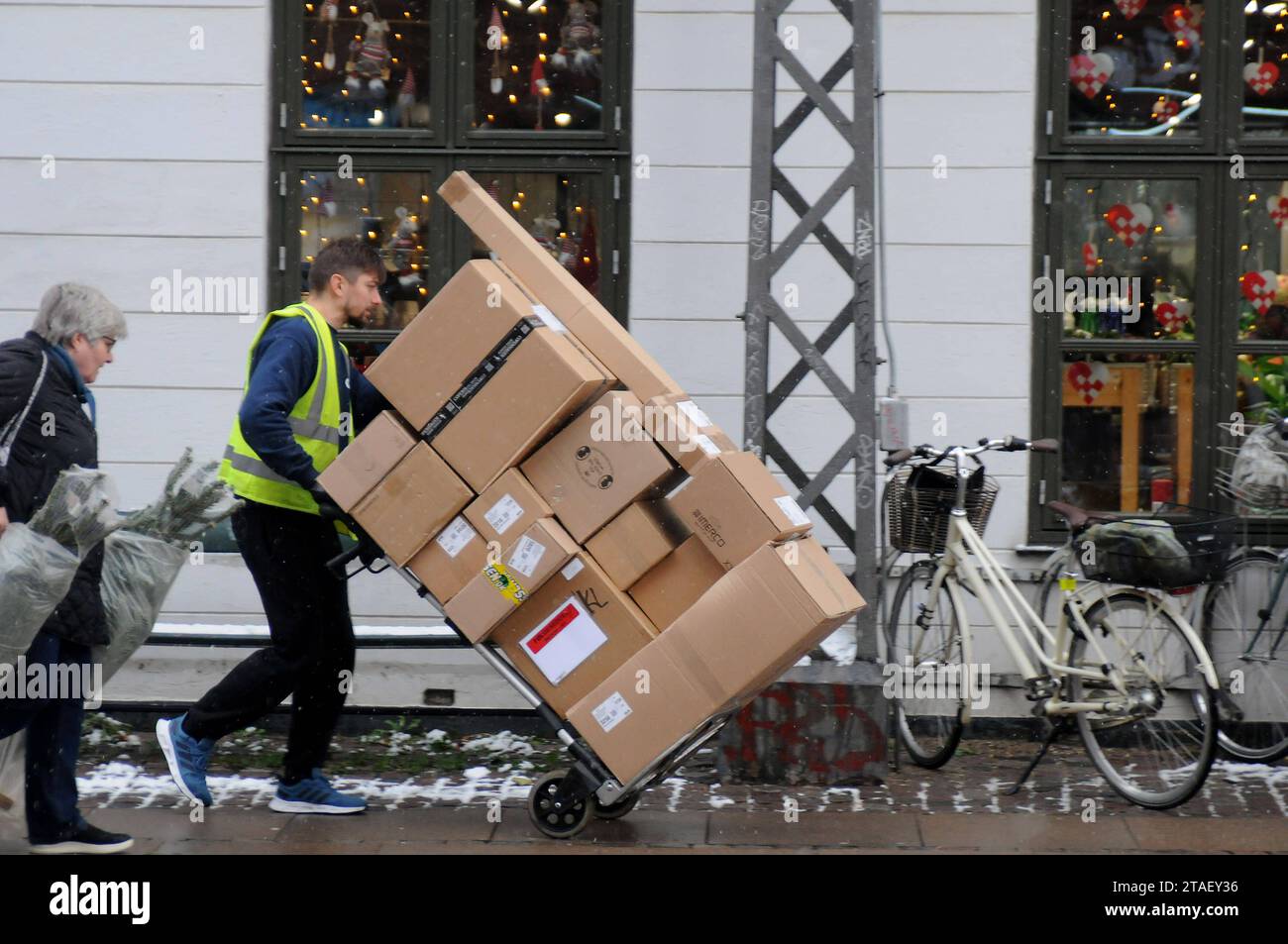 Gls delivery males hi-res stock photography and images - Alamy