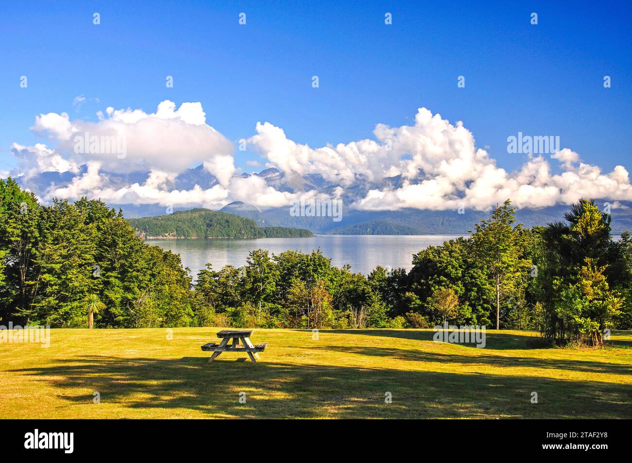 Lake Manapouri, Fiordland National Park, Southland Region, South Island ...