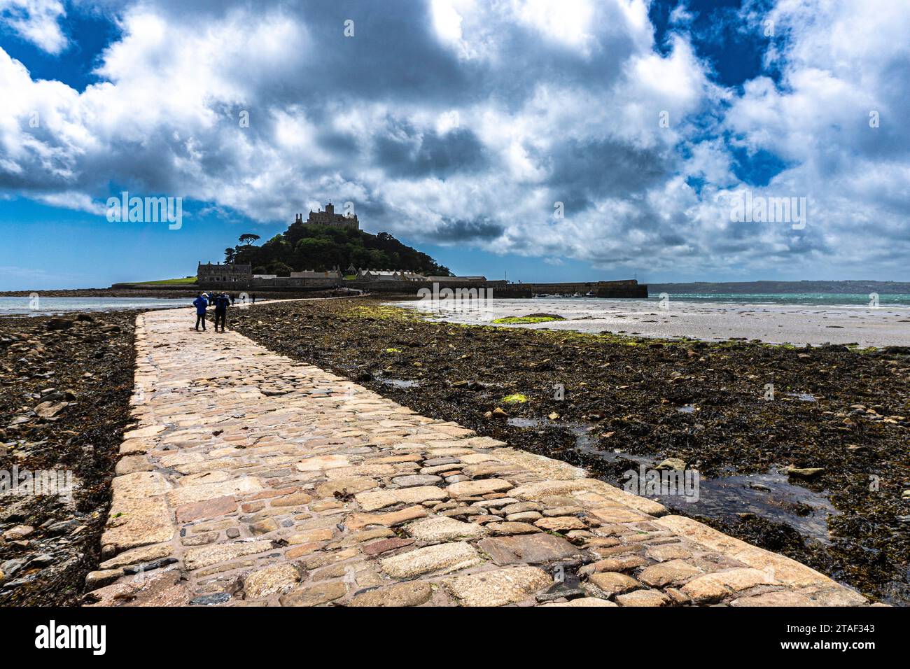 The causeway to St. Michaels Mount, Marazion Cornwall Stock Photo - Alamy