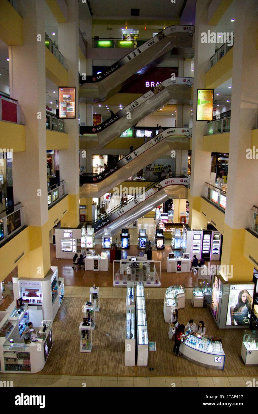 Mall inside Vincom towers Stock Photo - Alamy