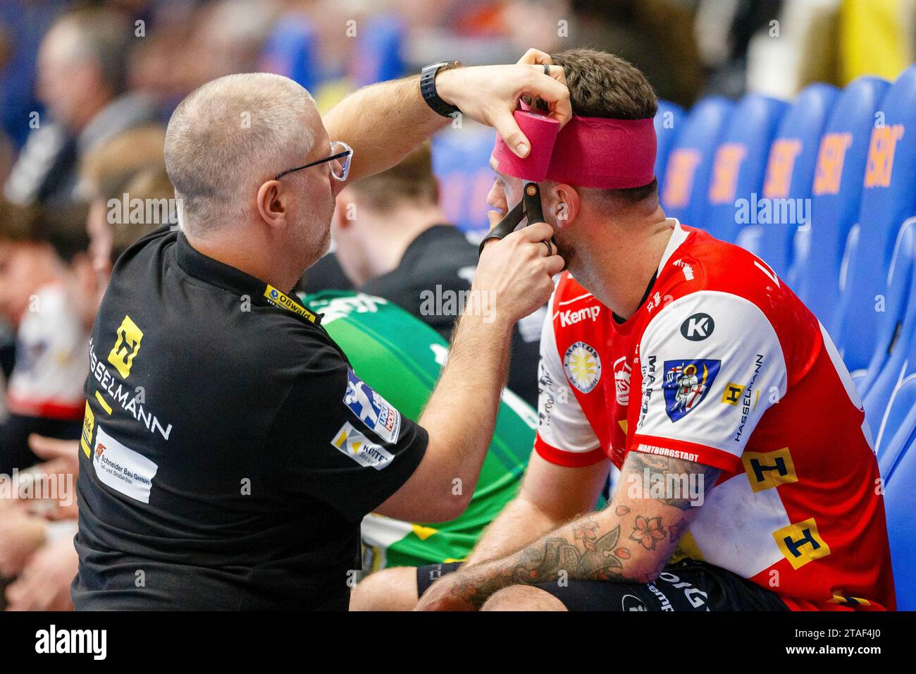 Lemgo, Deutschland. 30th Nov, 2023. Alexander Saul (ThSV Eisenach, #95) hat einen Cut am linken ...