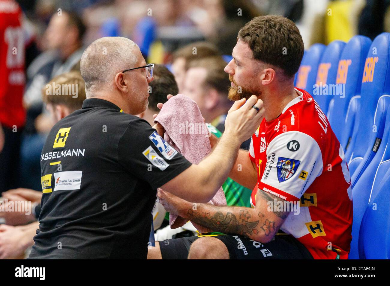 Lemgo, Deutschland. 30th Nov, 2023. Alexander Saul (ThSV Eisenach, #95) hat einen Cut am linken ...