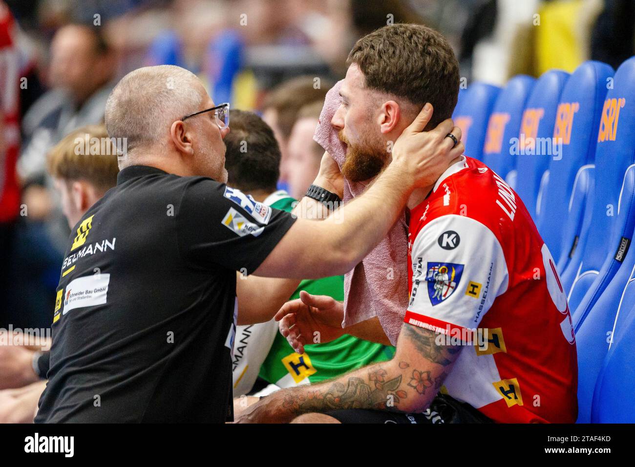 Lemgo, Deutschland. 30th Nov, 2023. Alexander Saul (ThSV Eisenach, #95) hat einen Cut am linken ...