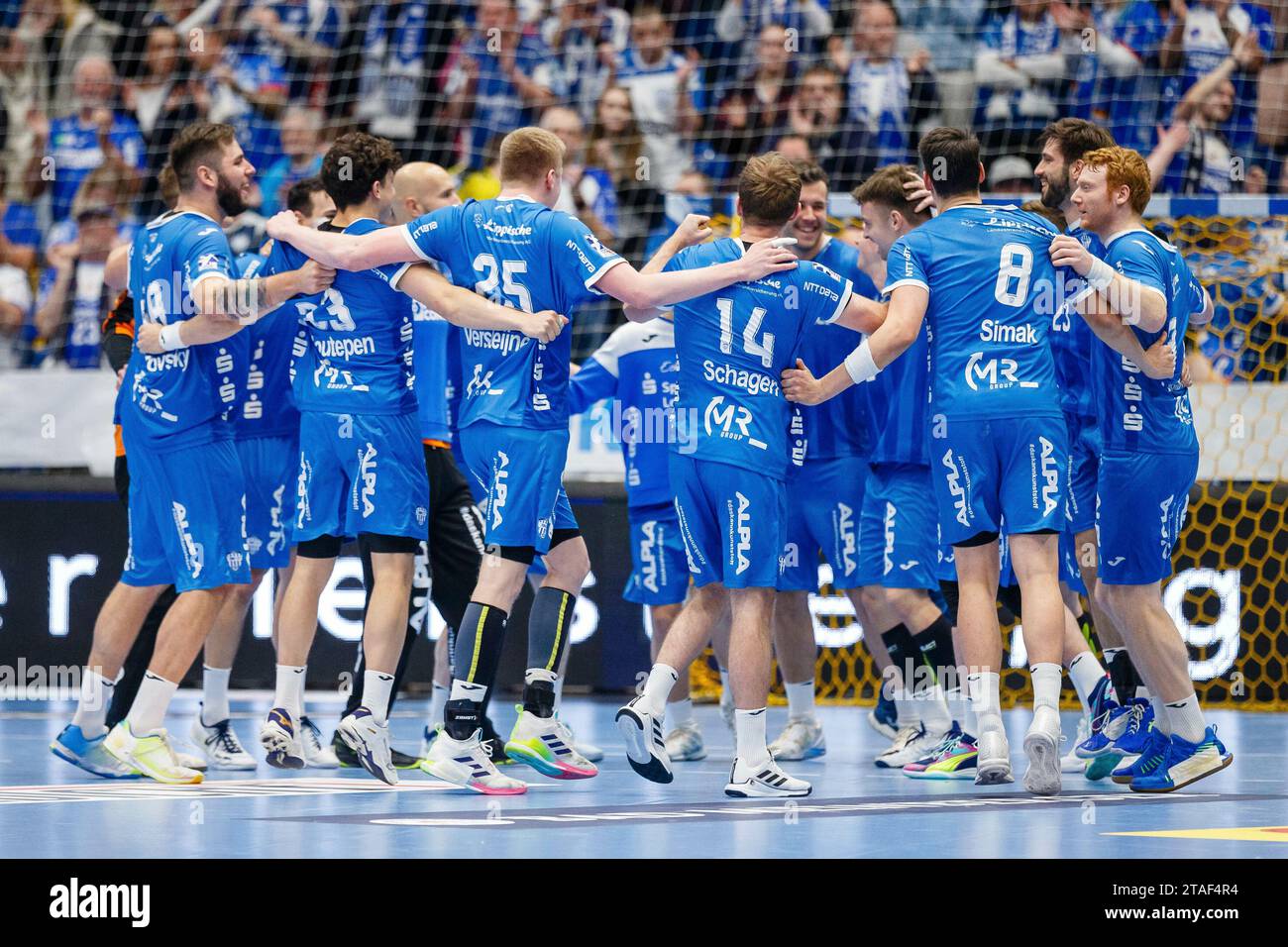 Lemgo, Deutschland. 30th Nov, 2023. Die Mannschaft des TBV Lemgo Lippe jubelt nach 26:24 Sieg ...