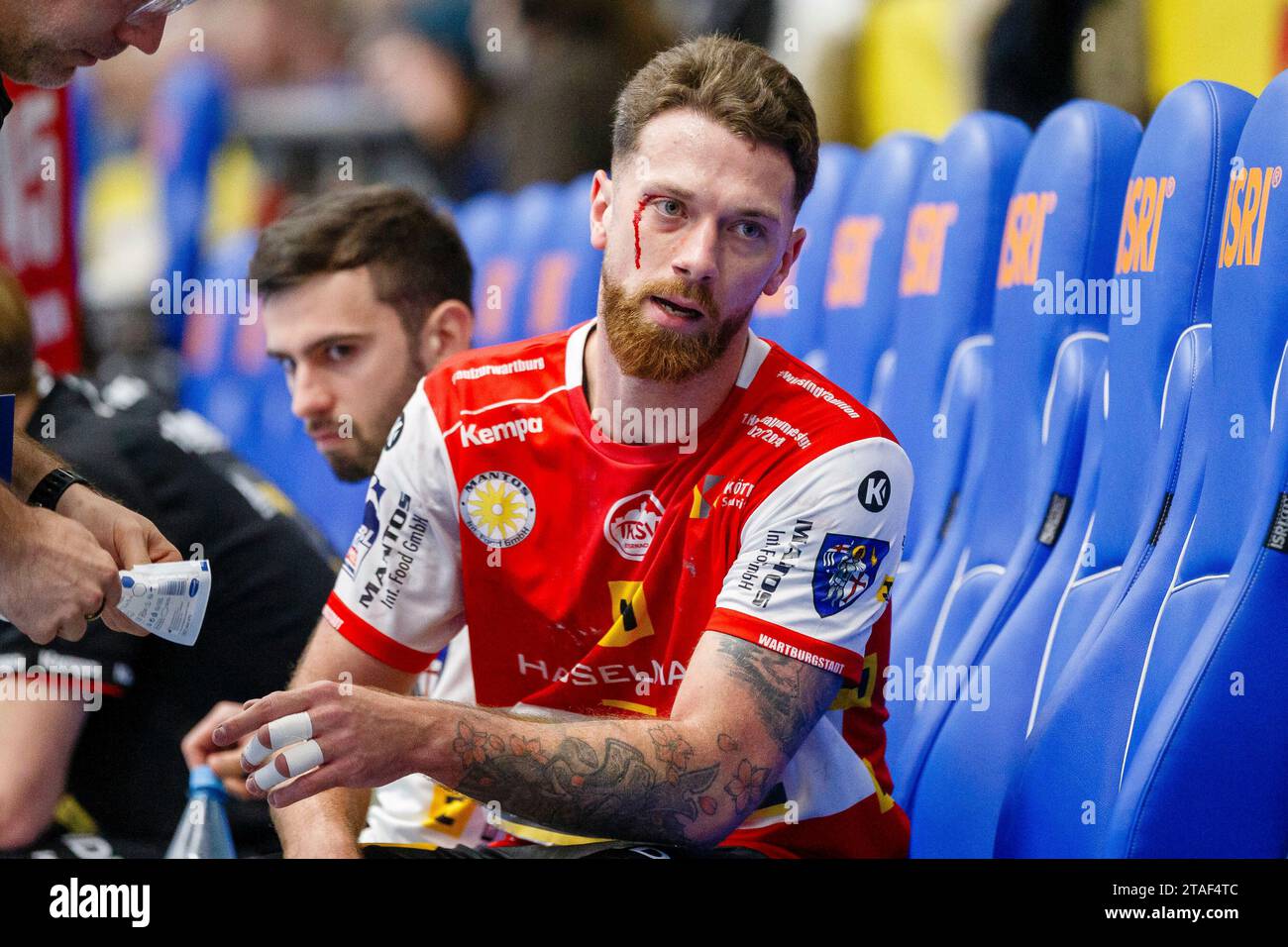 Lemgo, Deutschland. 30th Nov, 2023. Alexander Saul (ThSV Eisenach, #95) hat einen Cut am linken ...