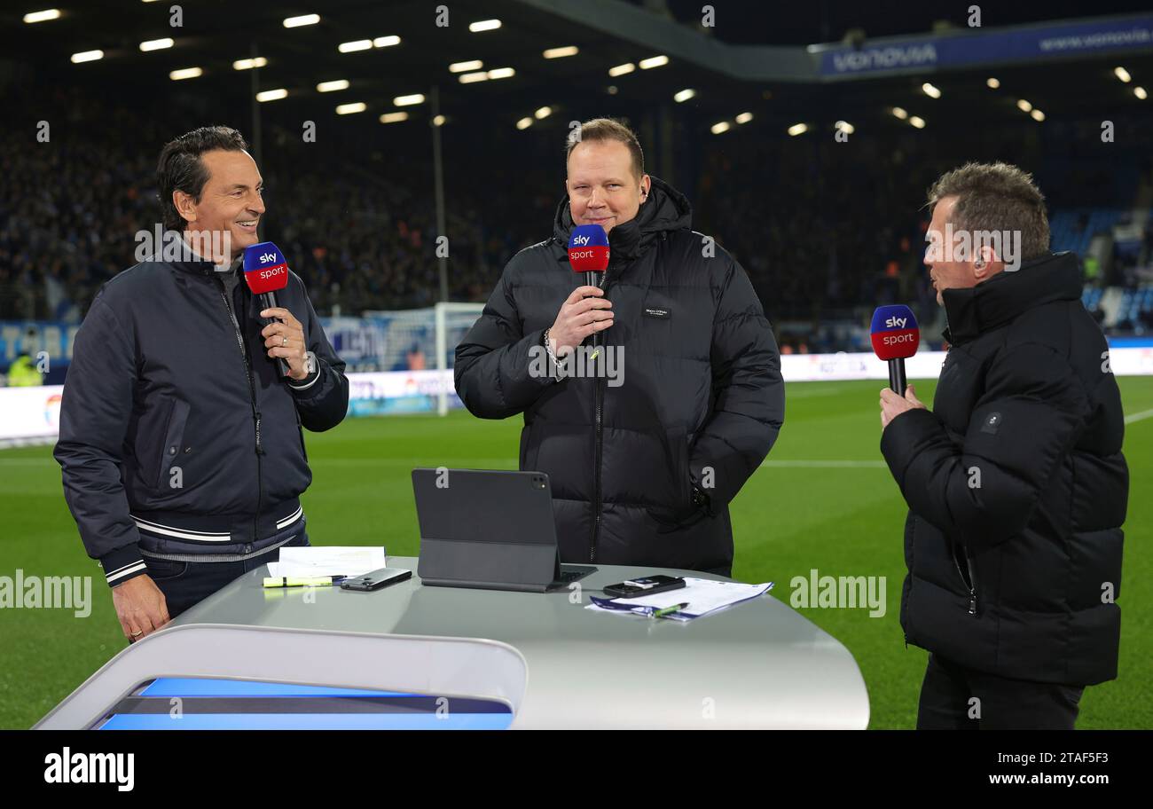 Commentator expert tv television football hi-res stock photography and ...