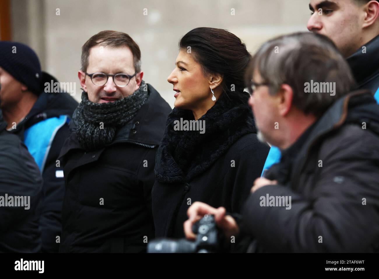 Menschen verlässt die Friedensdemonstration mit der Motto Nein zu ...