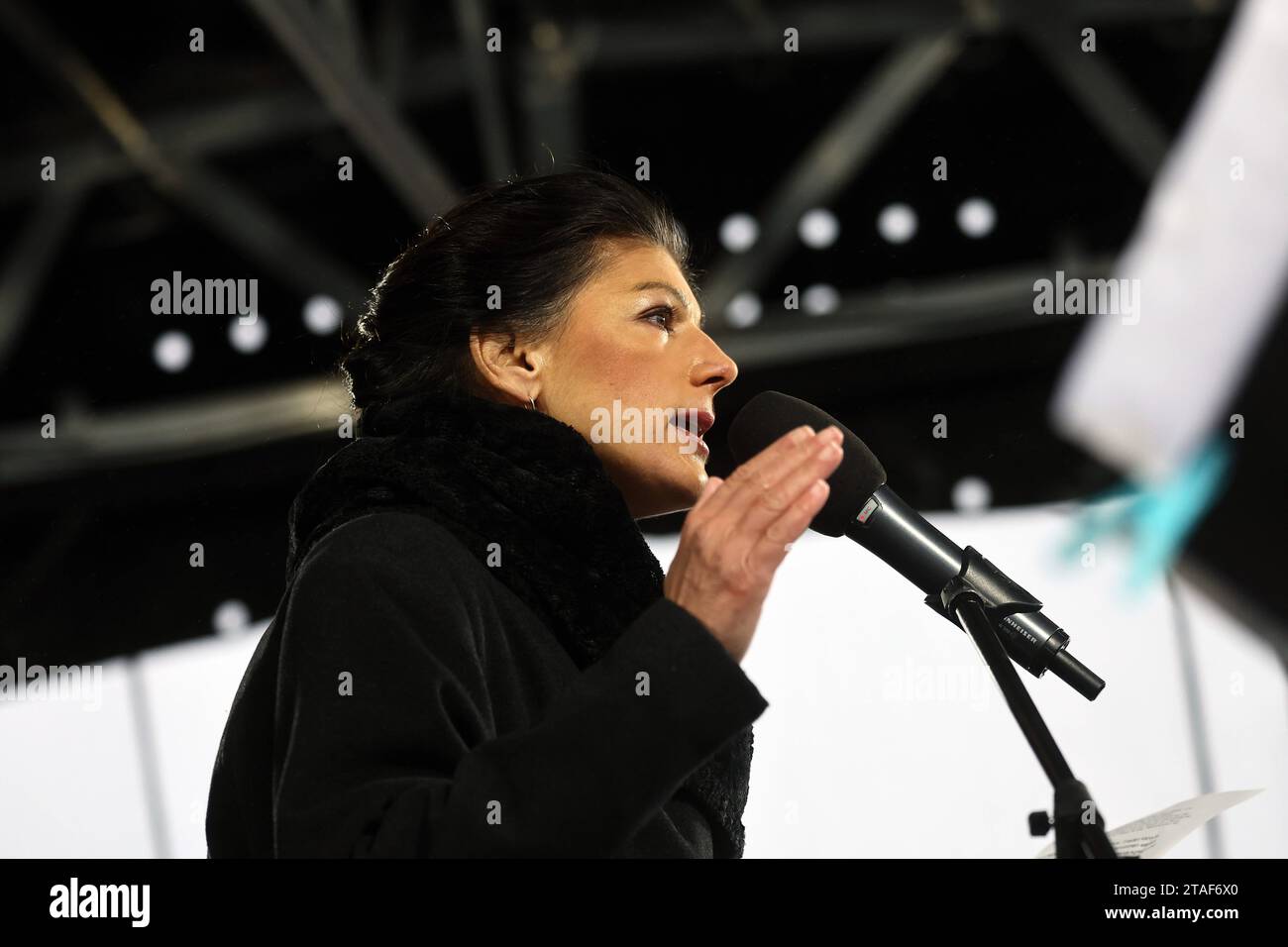 Sahra Wagenknecht nimmt einer Friedensdemonstration mit der Motto Nein ...