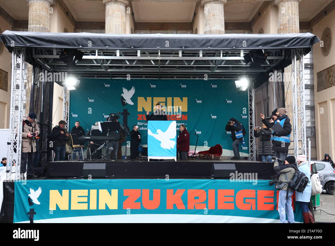 Sahra Wagenknecht nimmt einer Friedensdemonstration mit der Motto Nein ...