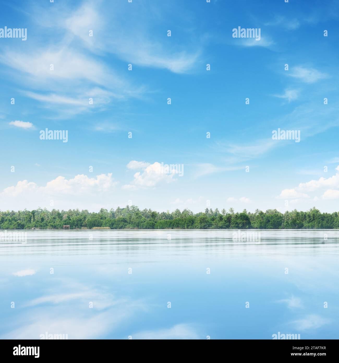 Big blue lake hi-res stock photography and images - Alamy