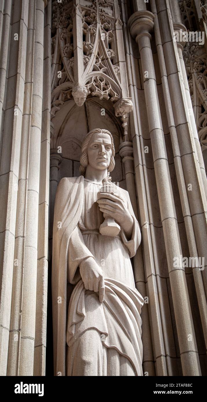 Religious stone stone statues at a cathedral Stock Photo - Alamy
