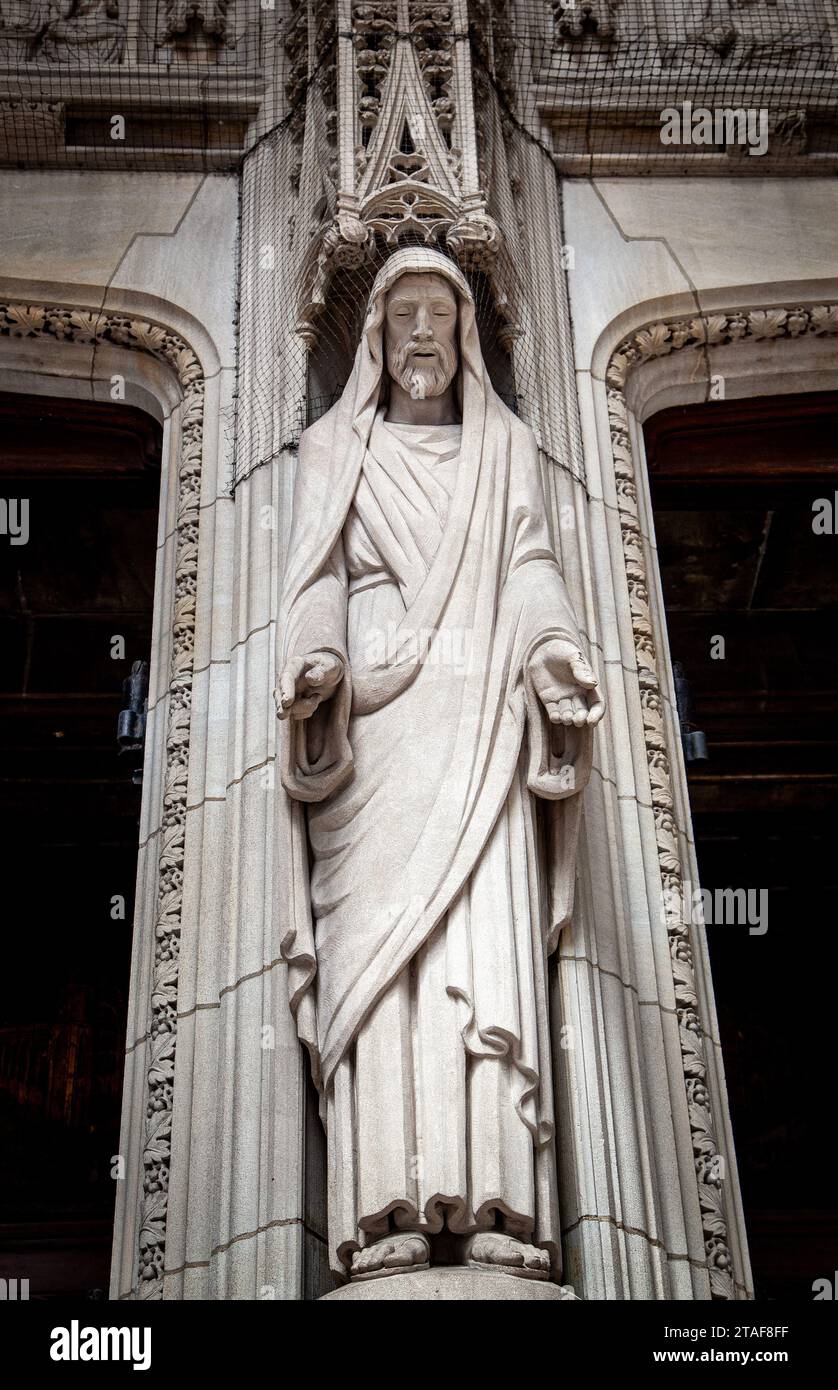 Religious stone stone statues at a cathedral Stock Photo - Alamy
