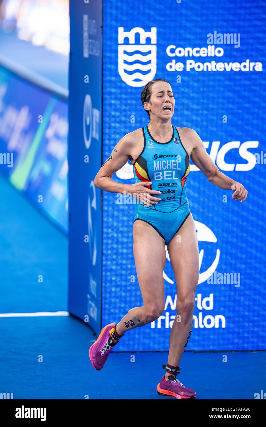 Claire Michel participating in Pontevedra in the 2023 World Triathlon ...