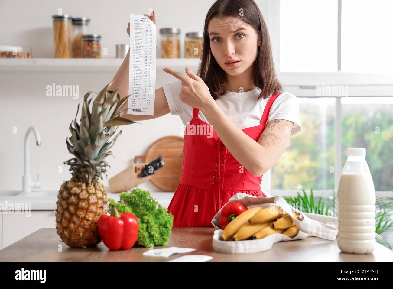 Woman grocery store receipt hi-res stock photography and images - Alamy