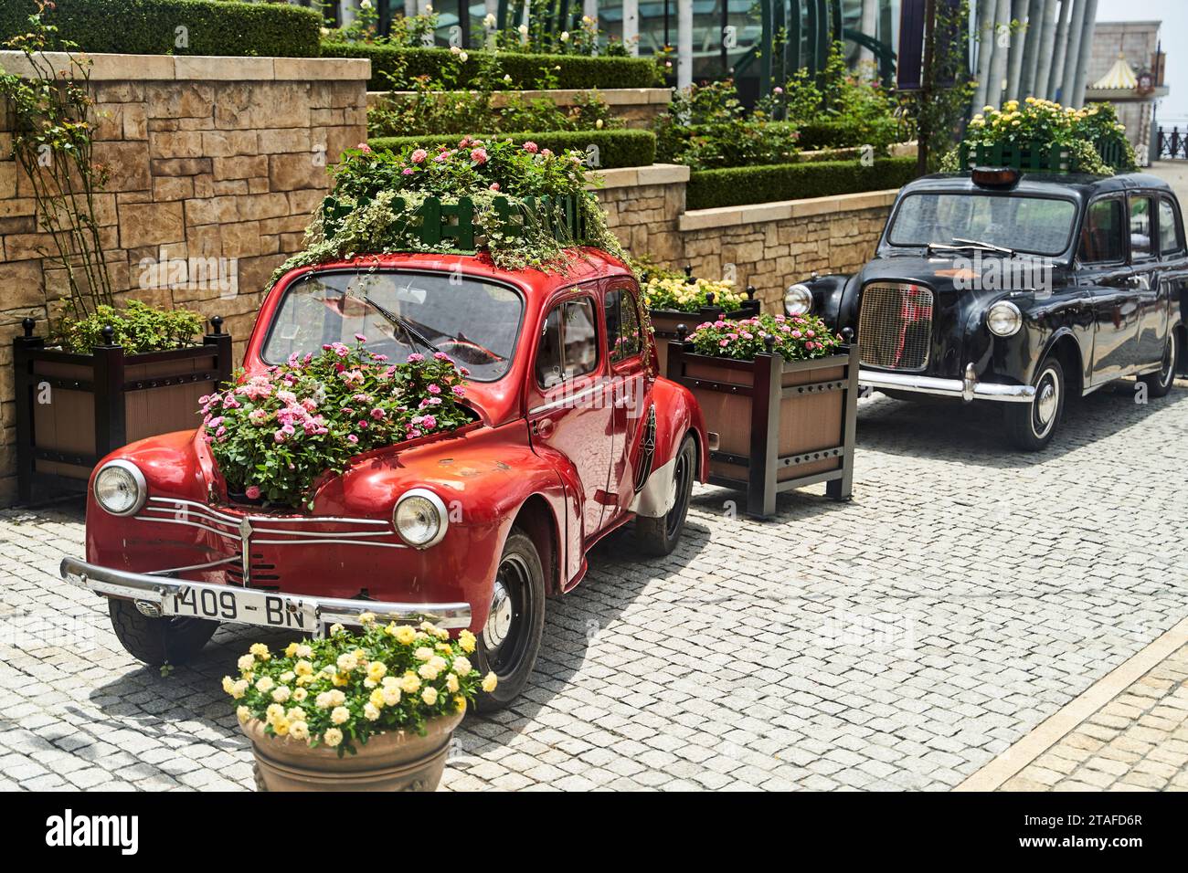 Car decorated with flowers hi-res stock photography and images - Alamy