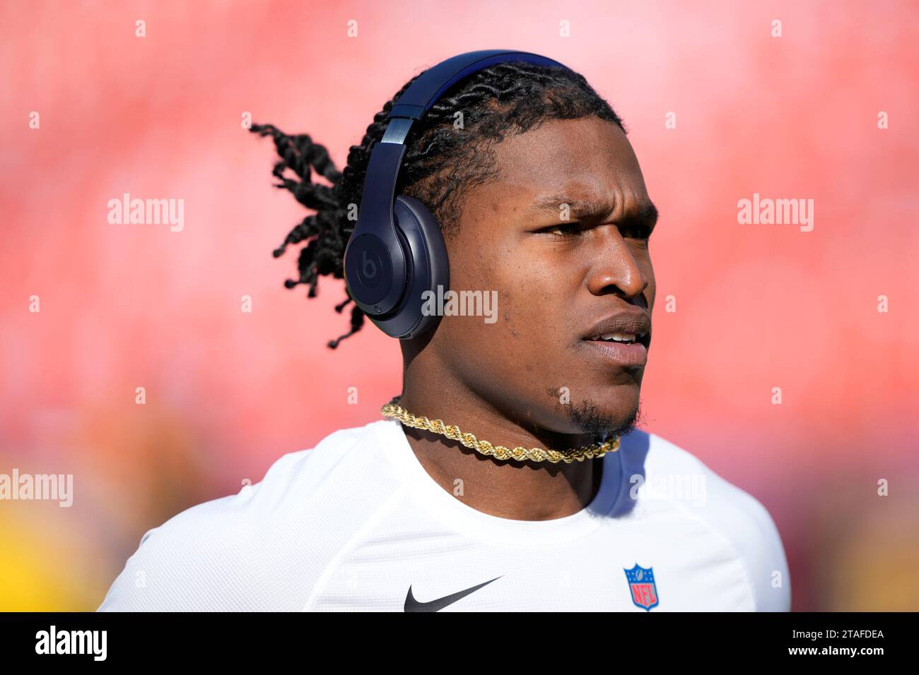 New York Giants cornerback Darnay Holmes warms up before an NFL ...