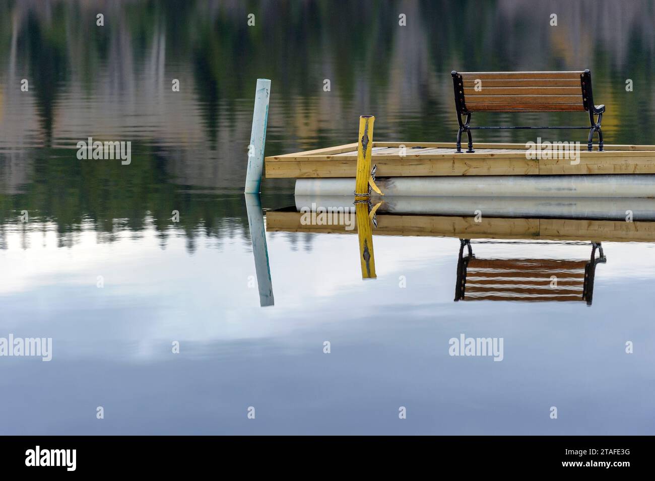 Lake pier and park bench with reflection. Pyramid Lake, Jasper, Alberta ...