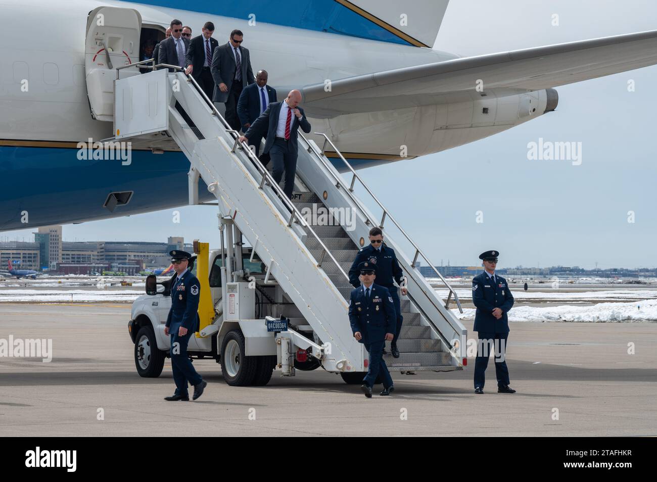 The Secret Service, Airmen and the White House media pool exit Air ...