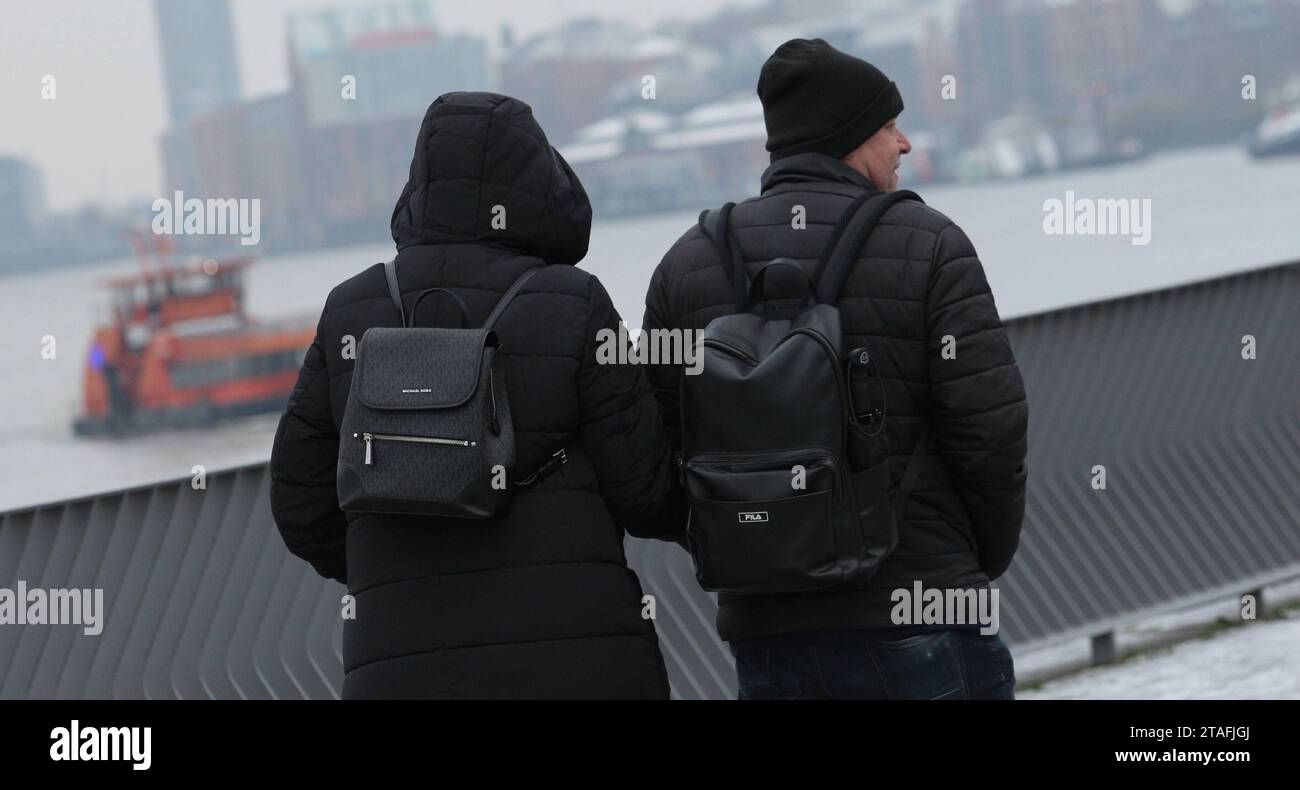Ein Paar geht bei eisiger Kälte die Jan-Fedder-Promenade entlang ...