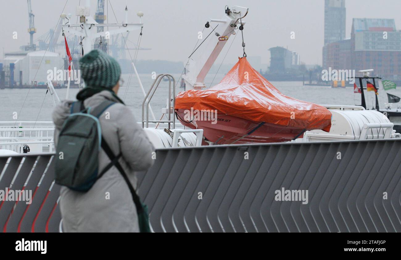 Eine Frau geht bei eisiger Kälte die Jan-Fedder-Promenade entlang ...