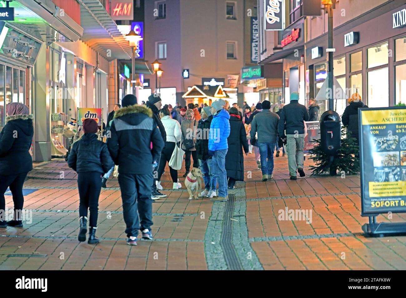 Straßenszenen im Alltag Abendlicher Alltag mit vereinzelten Personen ...