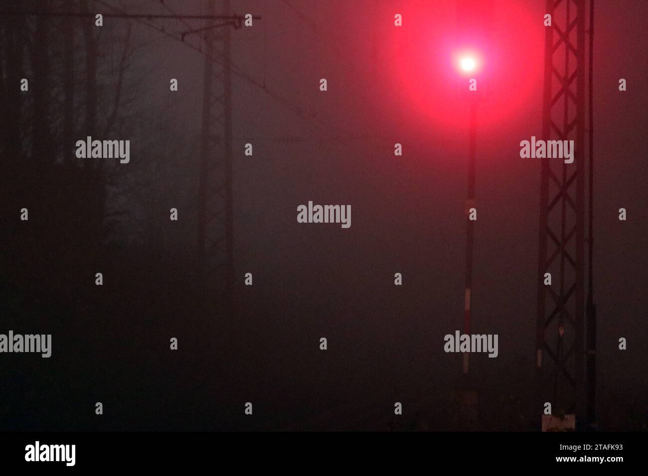Signale bei der Eisenbahn Ein Halt zeigendes Signal mit roten Lampen ...