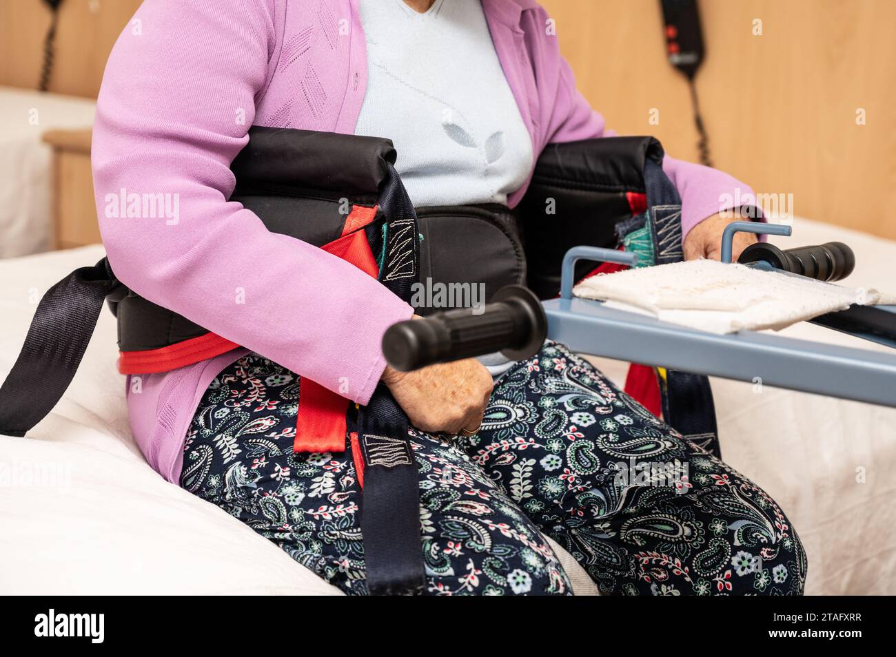 Nurse moving elderly hospital bed hi-res stock photography and images ...