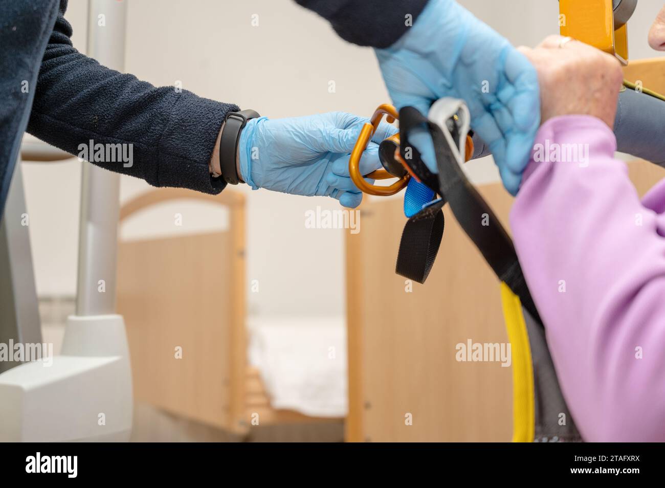 Nurse moving elderly hospital bed hi-res stock photography and images ...