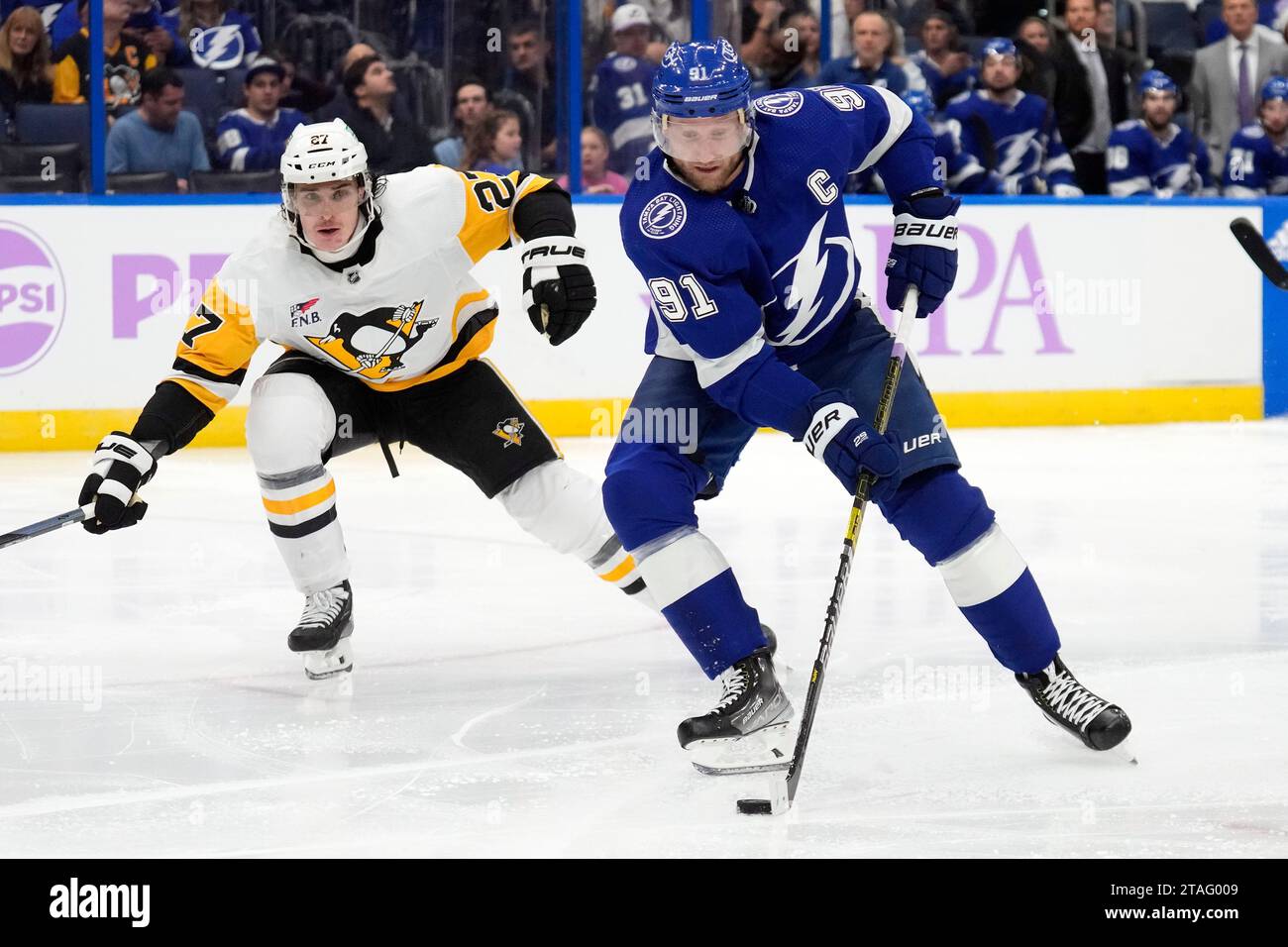 Tampa Bay Lightning center Steven Stamkos (91) gets around Pittsburgh ...