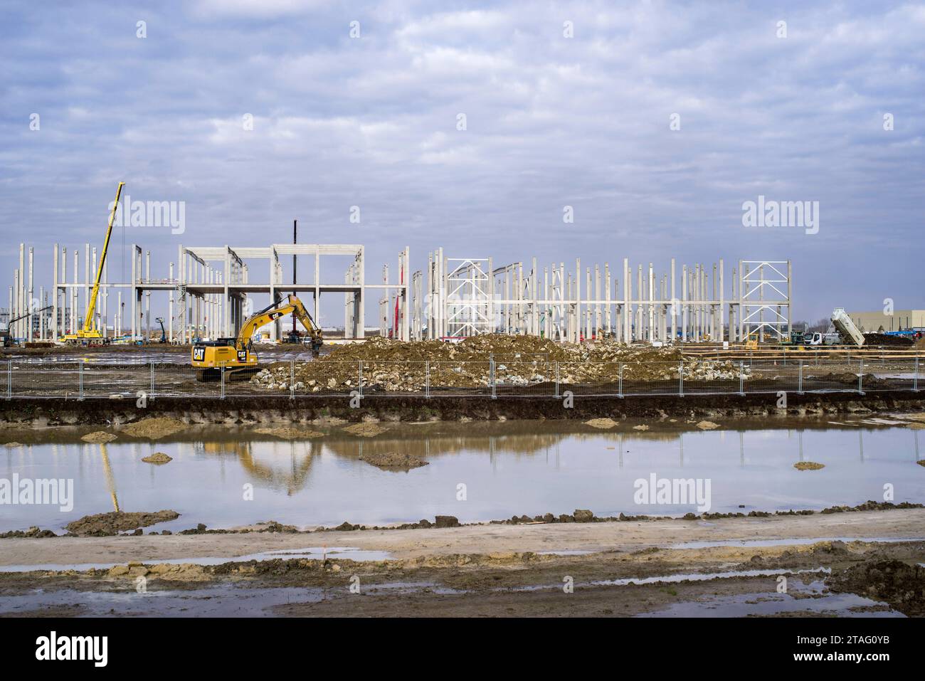 Battery plant under construction, Debrecen, Hungary UNGARN, 11.2023, Debrecen. Bau der riesigen ...
