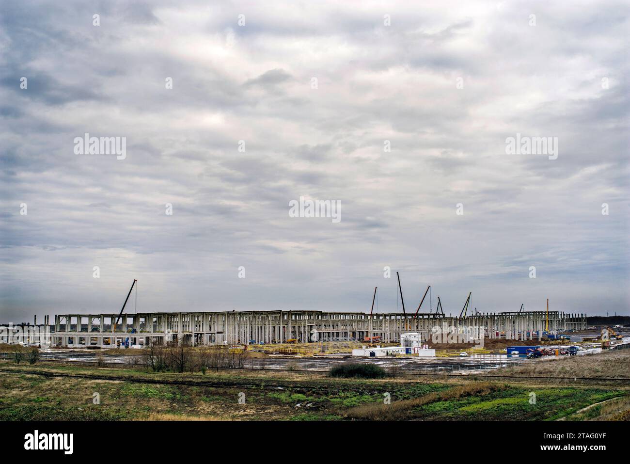 Battery plant under construction, Debrecen, Hungary UNGARN, 11.2023, Debrecen. Bau der riesigen ...
