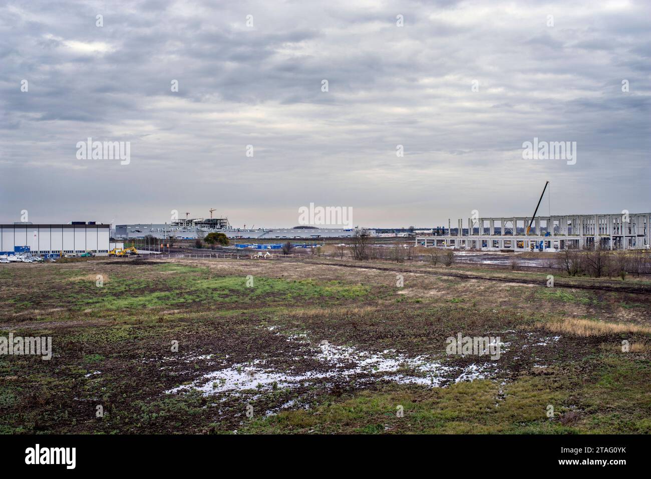 Battery plant under construction, Debrecen, Hungary UNGARN, 11.2023, Debrecen. Bau der riesigen ...
