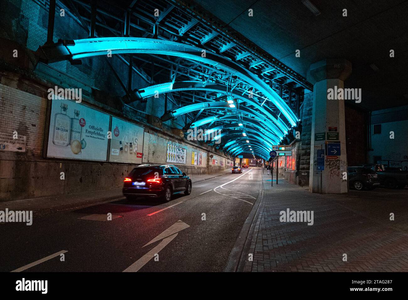 Die beleuchtete Straßen Unterführung in der Trankgasse, unterhalb der ...