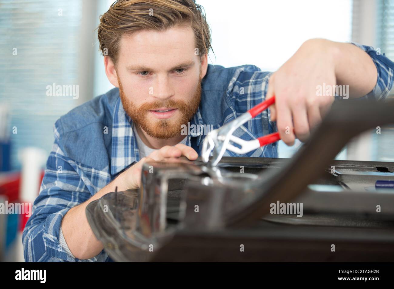 Operation pliers hi-res stock photography and images - Alamy