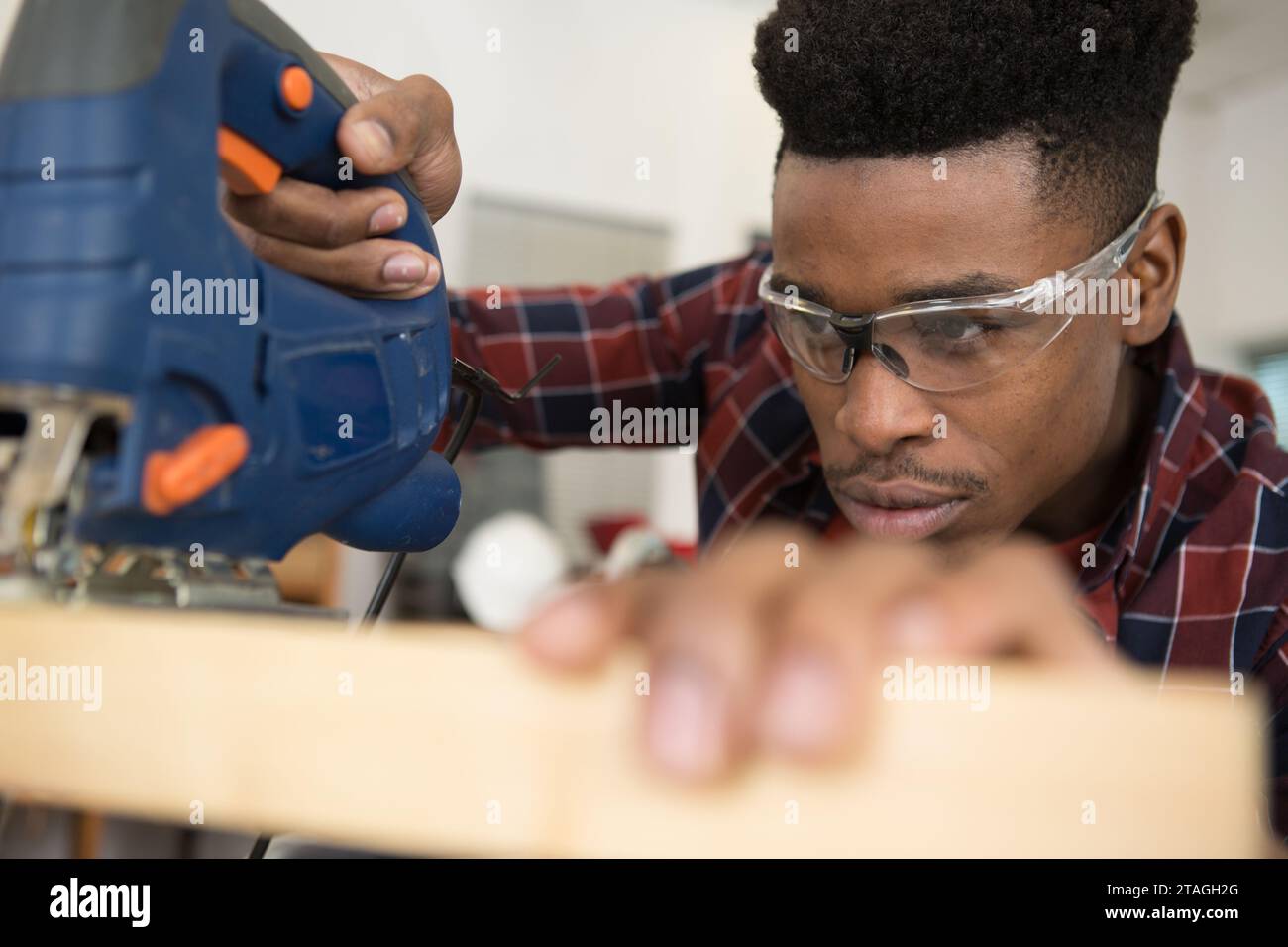 carpenter working on an electric buzz saw Stock Photo - Alamy