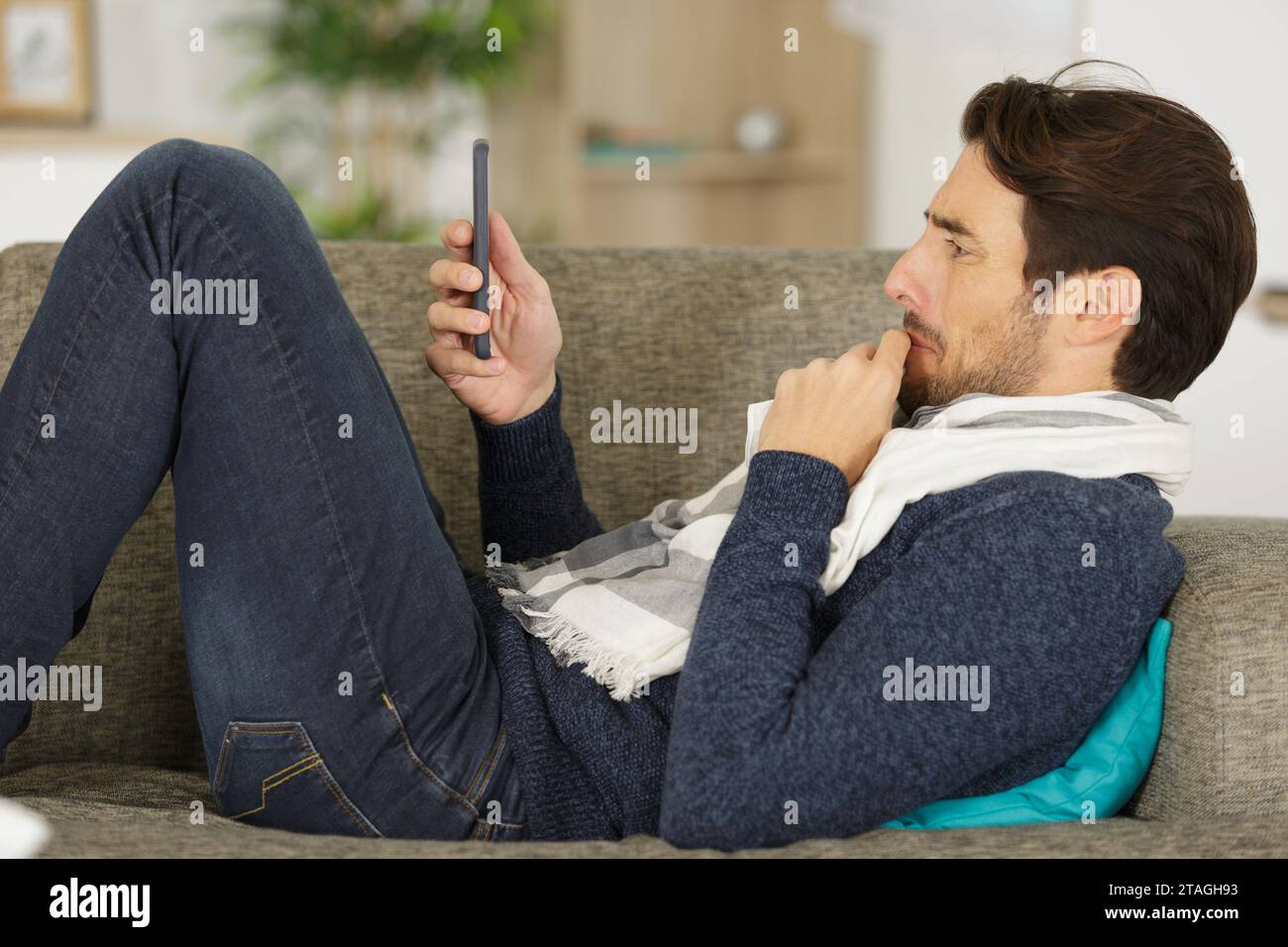 Man mobile phone crying hi-res stock photography and images - Alamy