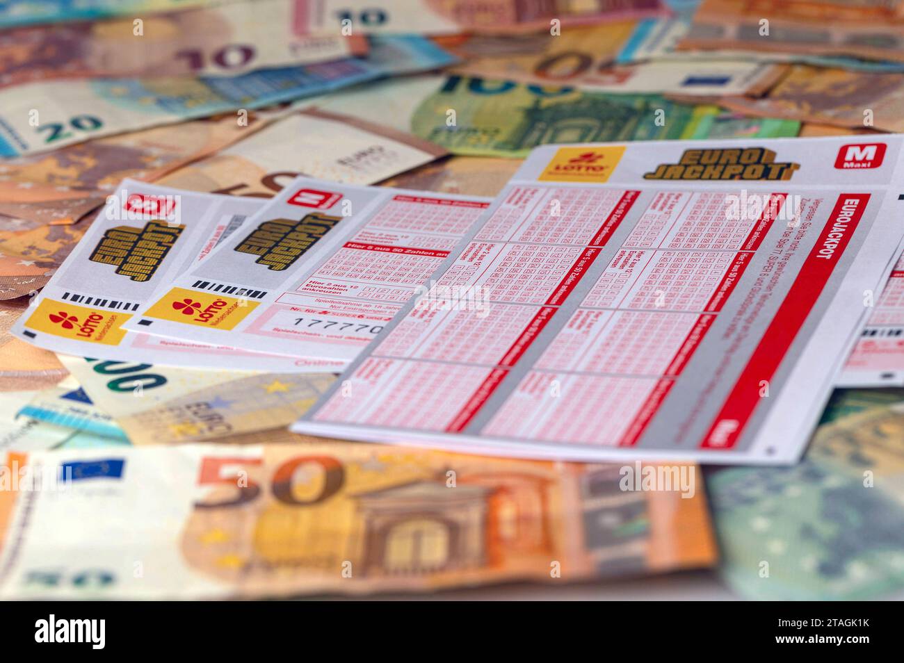 Eurojackpot-Schein auf Geldscheinen. In Deutschland betreibt der ...