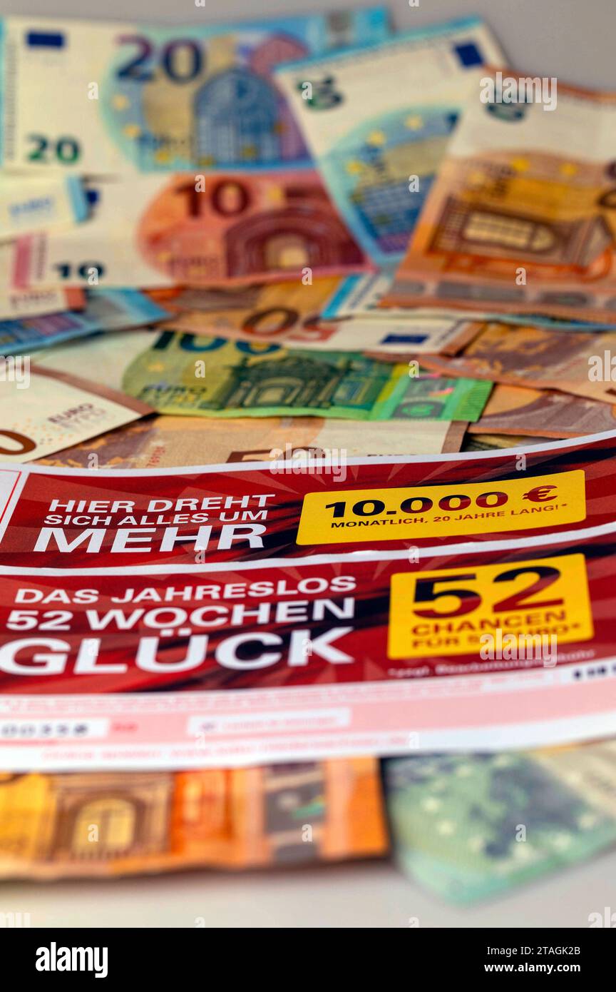 Glücksspirale Los auf Geldscheinen. In Deutschland betreibt der ...