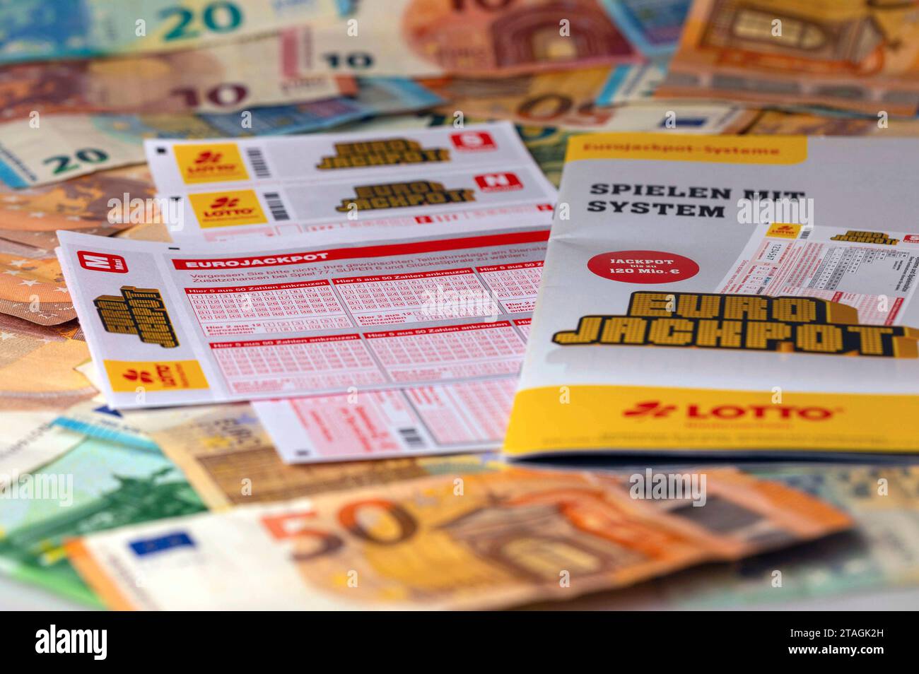Eurojackpot-Schein auf Geldscheinen. In Deutschland betreibt der ...
