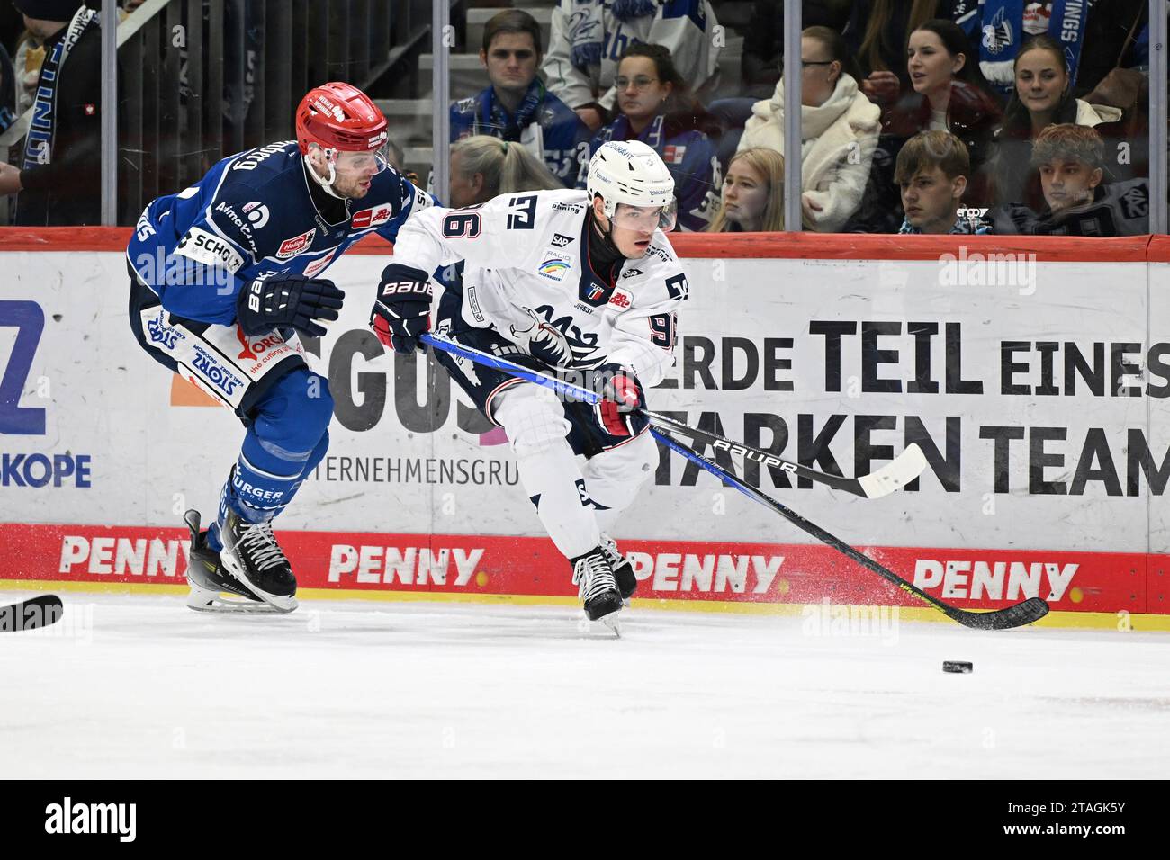Schwenningen, Deutschland. 30th Nov, 2023. (v.l.n.r.) Max Goertz ...