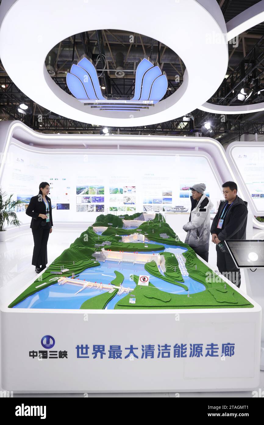 People visit the First China International Supply Chain Expo kicks off ...