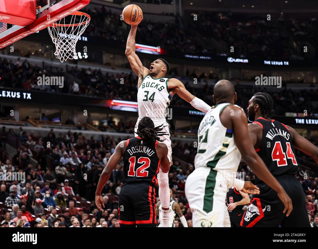 Chicago, United Stetes. 30th Nov, 2023. Giannis Antetokounmpo (top) of ...