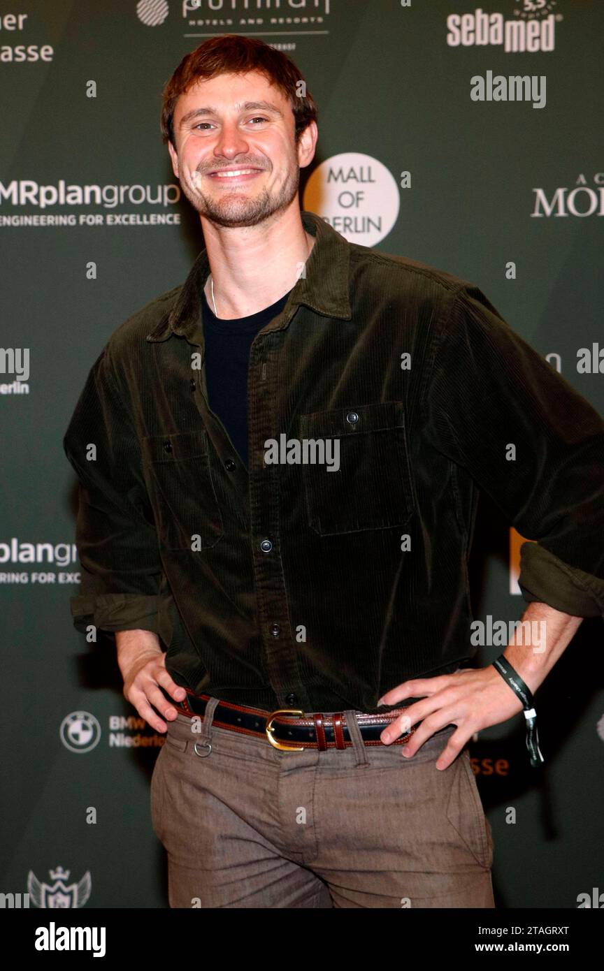 Frederic Brossier bei der Strassenfeger Charity Aktion 2023 by ...