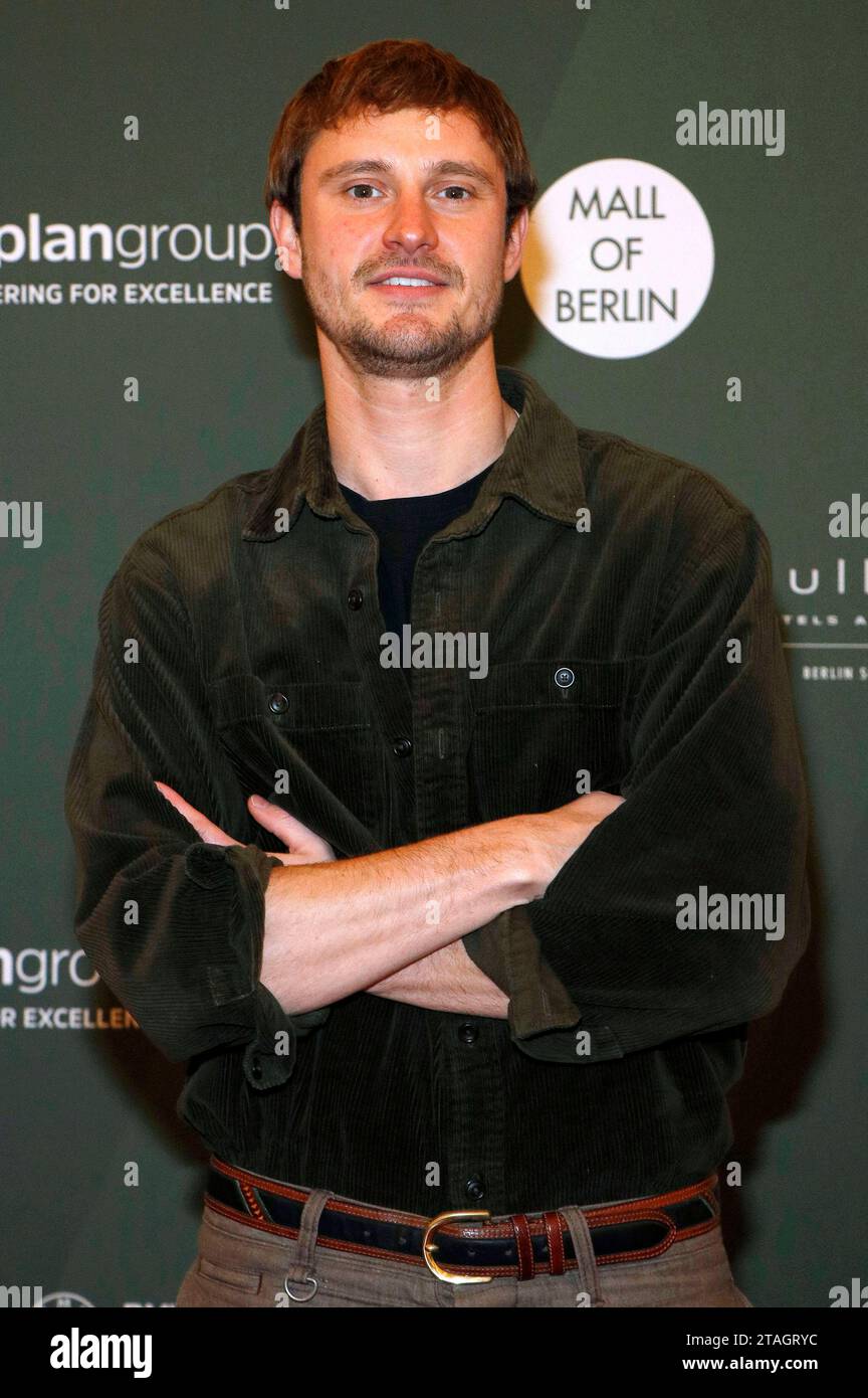 Frederic Brossier bei der Strassenfeger Charity Aktion 2023 by ...