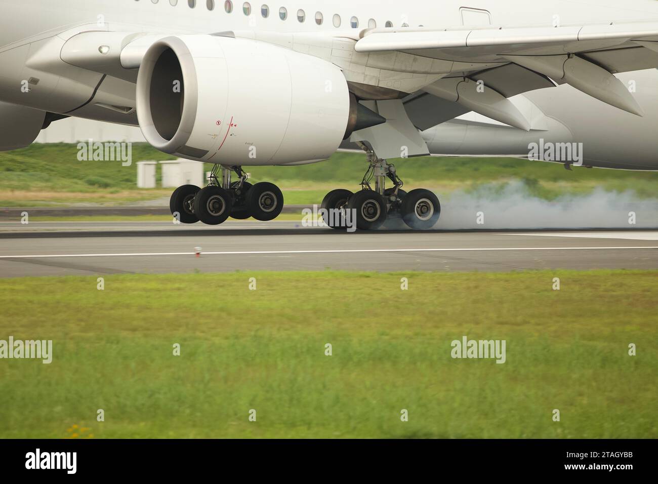 Wheels touching down hi-res stock photography and images - Alamy