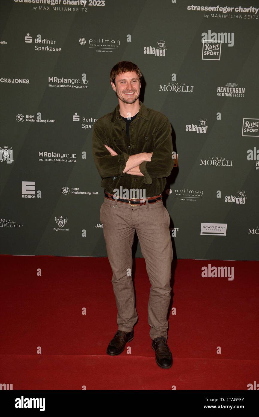 Frederic Brossier bei der Promi-Tüten Packaktion Strassenfeger Charity ...